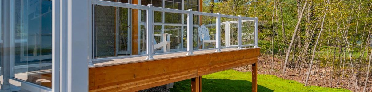 Rampe de verre avec main courante - Véranda Module Air - Fenêtres ...